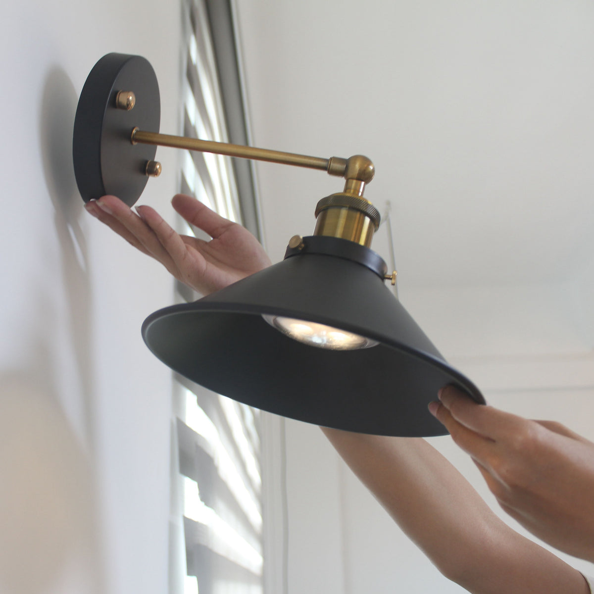 Battery LED Puck Bulb E26 Lamp Holder with Remote Control – Nunu Lighting